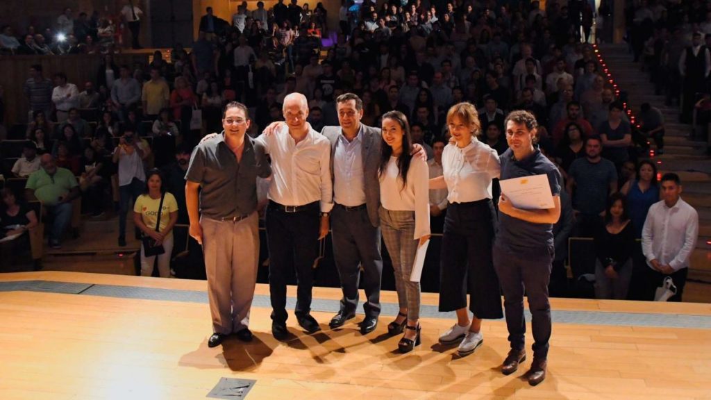 Entregaron diplomas a egresados de ″Codo a Codo″, el programa de la Ciudad para enseñar ...